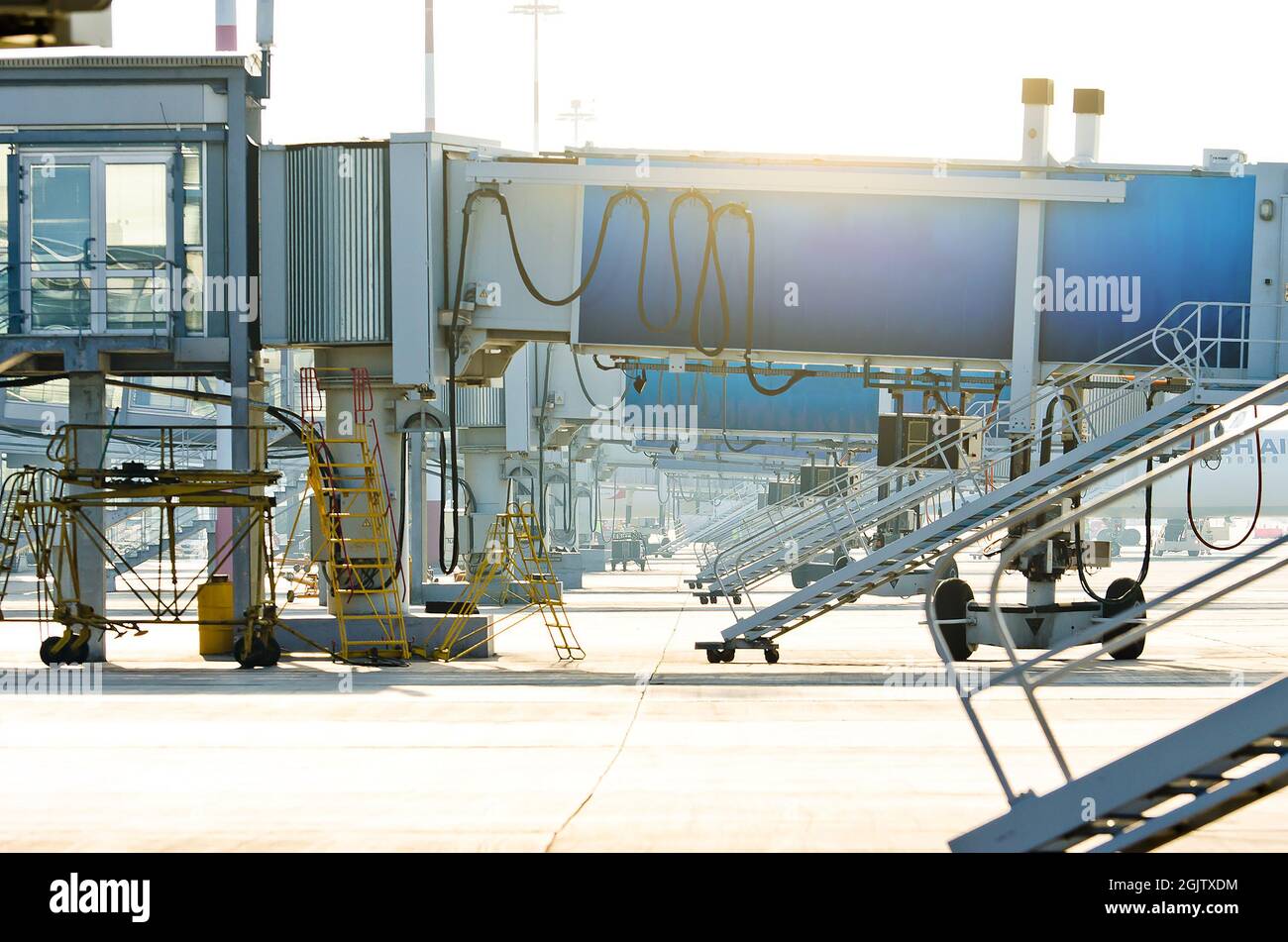 Flughafen jet bridge -Fotos und -Bildmaterial in hoher Auflösung – Alamy