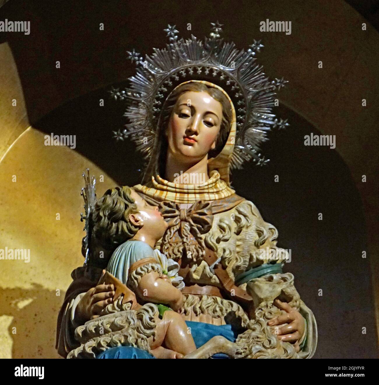 Statue der heiligen Maria mit Kind in der Franziskanerkirche der ...