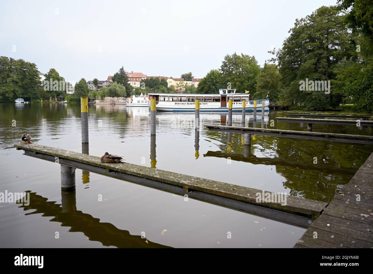 Templin, Deutschland. September 2021. Schiffsanlegeplatz im Stadthafen von Templin. Quelle ...