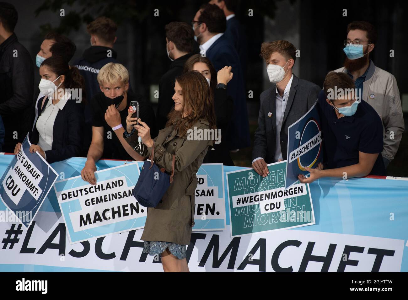 Berlin, Deutschland. September 2021. Fans der CDU stehen bei einer TV ...
