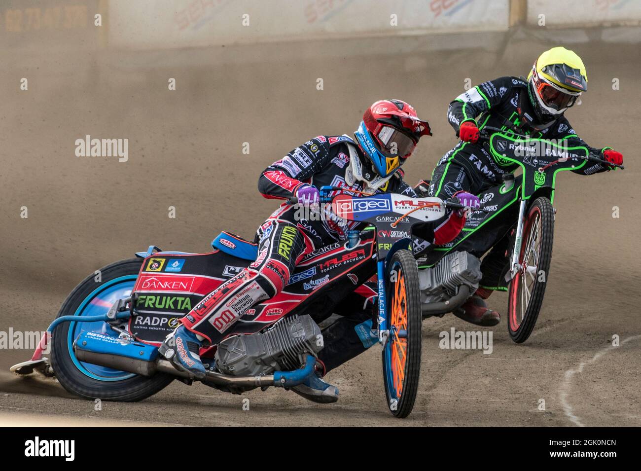 Sebastian SZOSTAK von Ostrovia (R) und Pawel TRZESNIEWSKI von ROW (Y ...