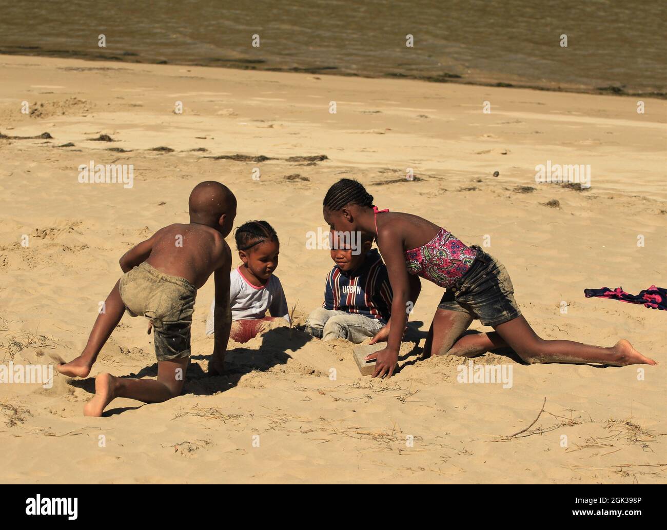Glückliche kinder spielen am strand -Fotos und -Bildmaterial in hoher ...