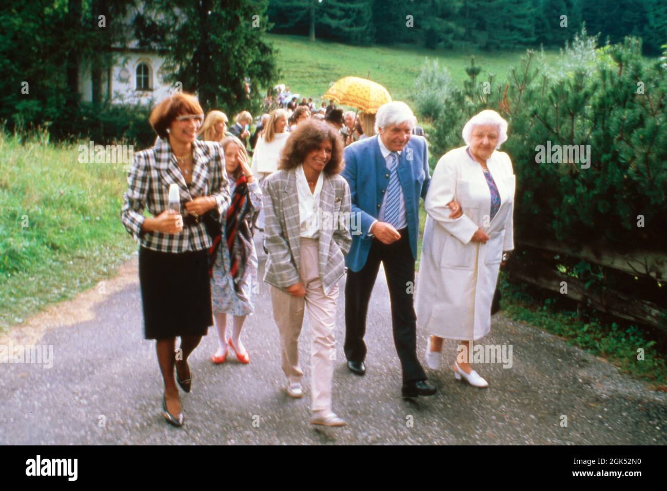 Rolf Sachs' Großmutter, Elinor Eleonore Kirchner von Opel, am Arm von ...