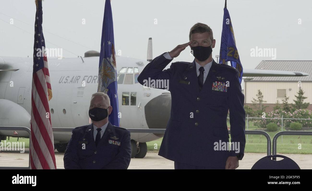 LT. Col. Ryan Mowers gibt seinen ersten Gruß als Kommandant der 328 ...