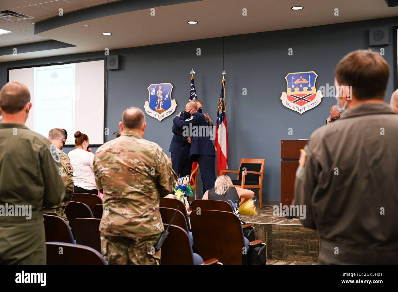 US Air Force Chief Master Sgt. Medie Still, ein C-130 Hercules III ...