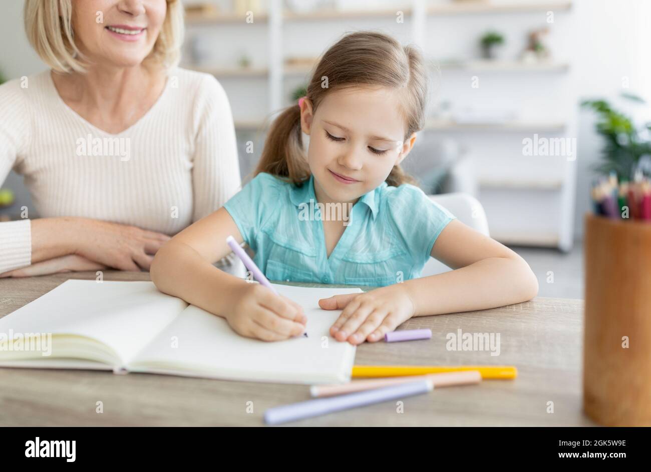 Portrait Oma und Enkelin Zeichnung mit Markern zu Hause Stockfotografie ... Portrait Oma und Enkelin Zeichnung mit Markern zu Hause Stockfotografie ...