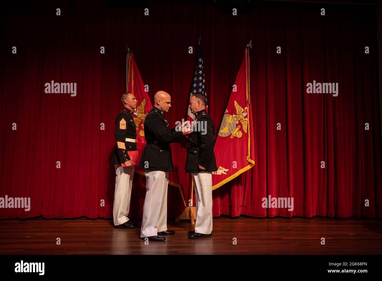 LT. General David G. Bellon (links), Kommandant der Marine Forces ...