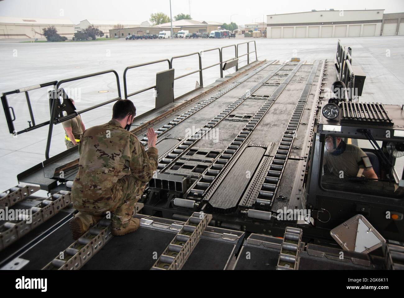 Der Senior Airman der US Air Force, Cody rein, 21. Airlift Squadron C ...