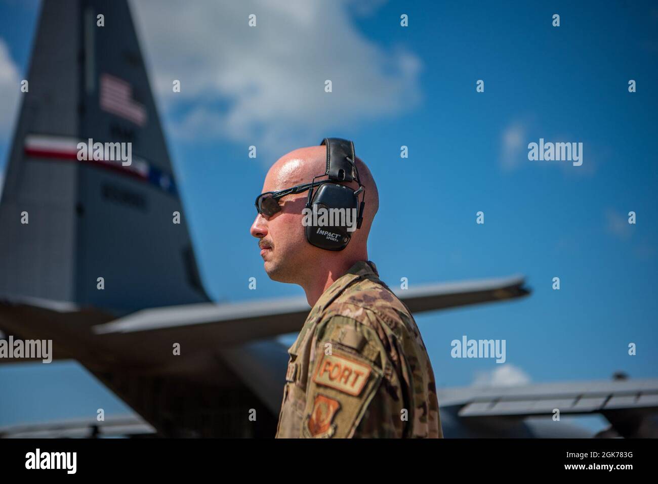 US Air Force Staff Sgt. Andrew Smith, Flughafenoperationsleiter, 475 ...