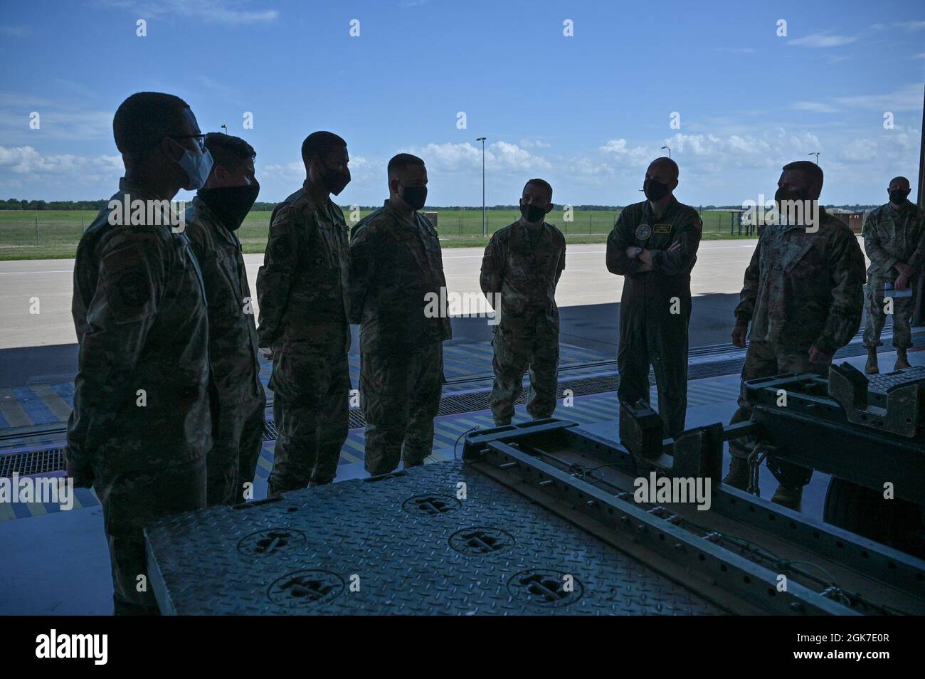 US Navy ADM hinten. Mark Behning, der stellvertretende Direktor für ...