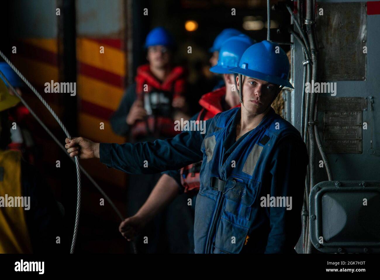 210826-N-DW158-1071 ARABIAN SEA (AUG 26, 2021) – Boatswains Mate 3rd Class Wyatt Shaw sichert ...