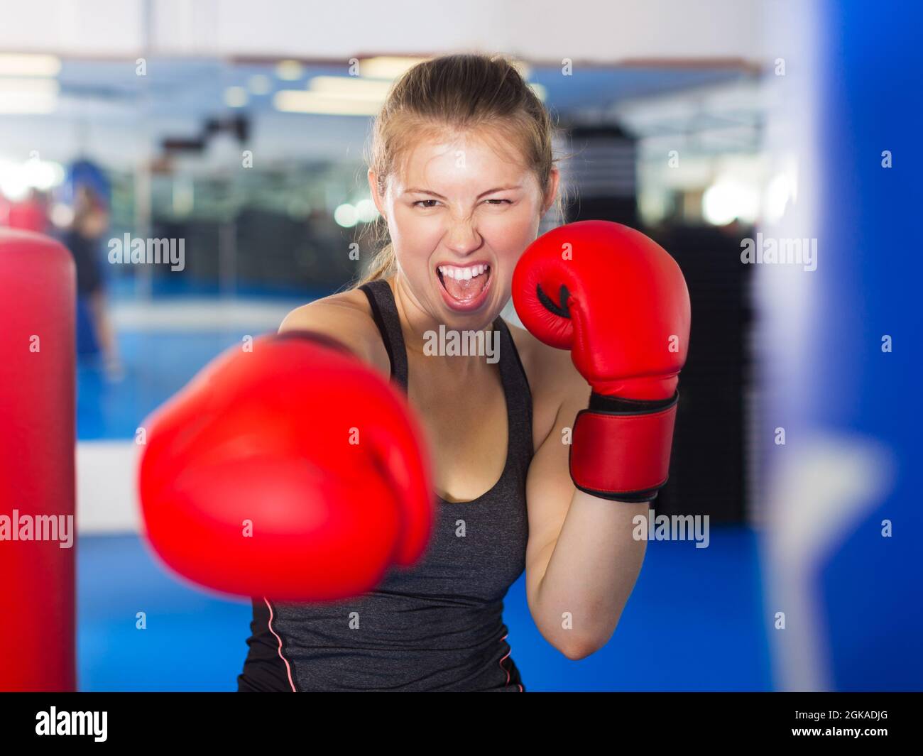 Female boxing knockout -Fotos und -Bildmaterial in hoher Auflösung ...