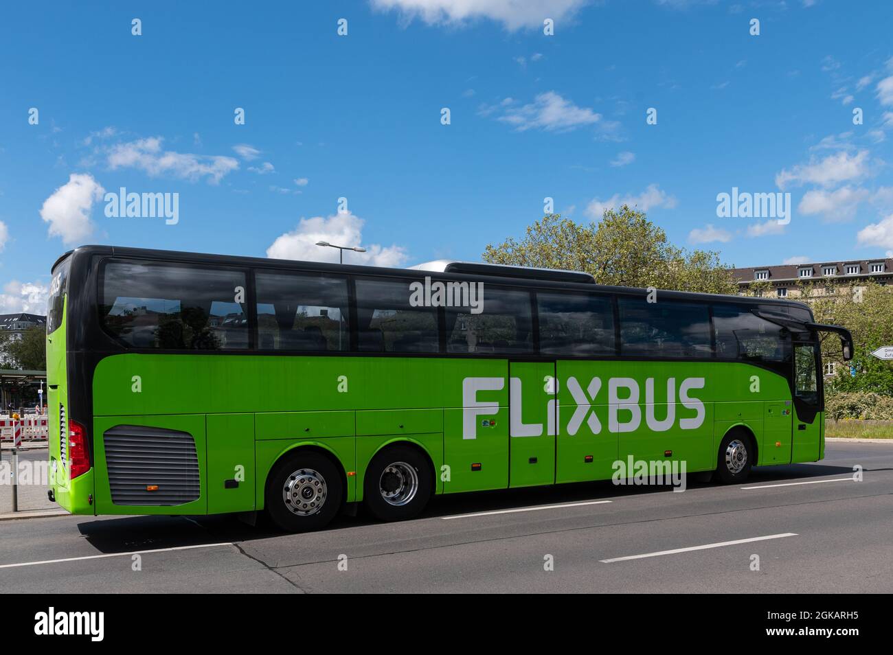 Grüner Bus von Flixbus in den Berliner Busbahnhof Stockfotografie - Alamy
