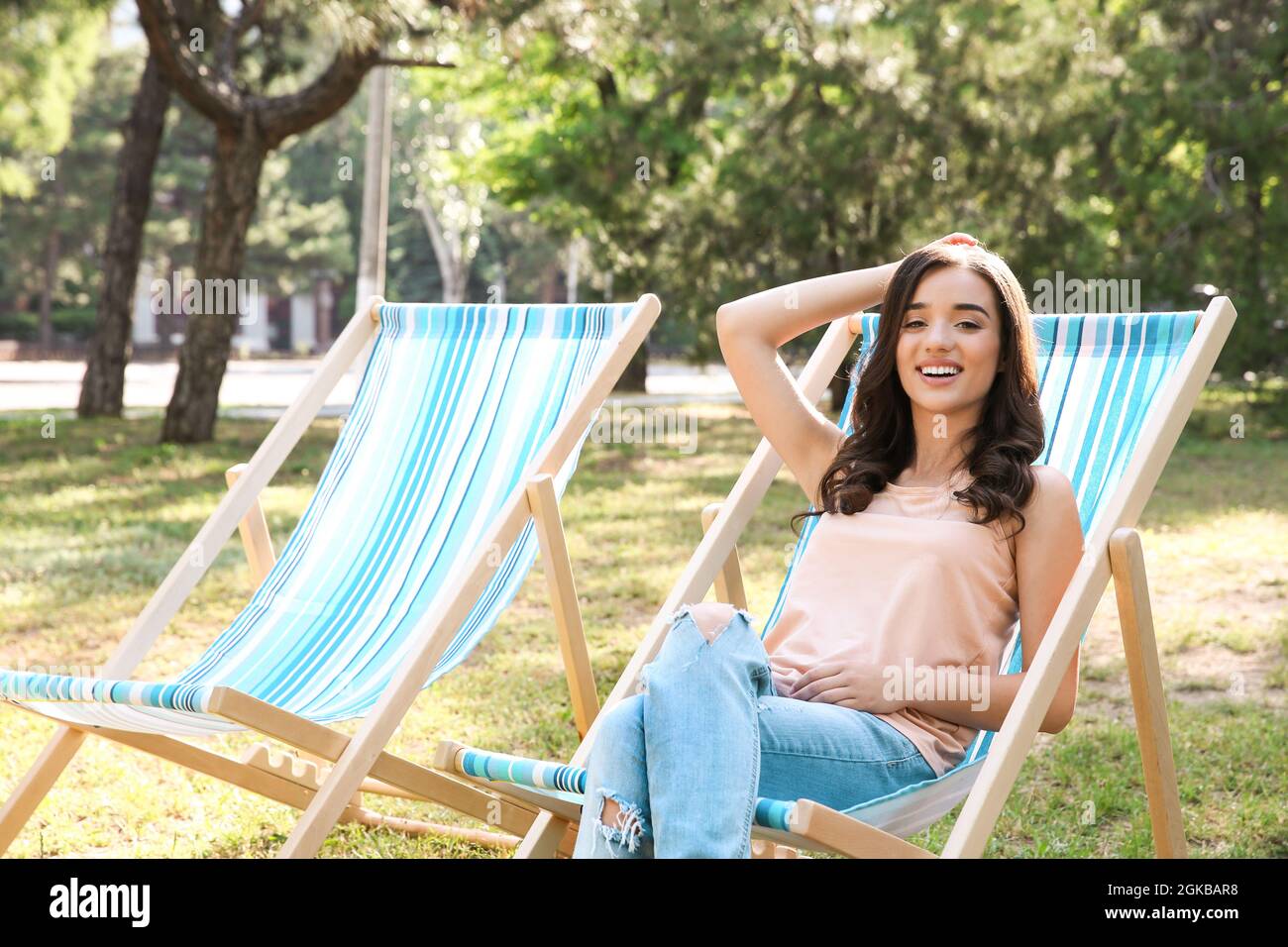 Woman sunbathing lawn chair -Fotos und -Bildmaterial in hoher Auflösung ...