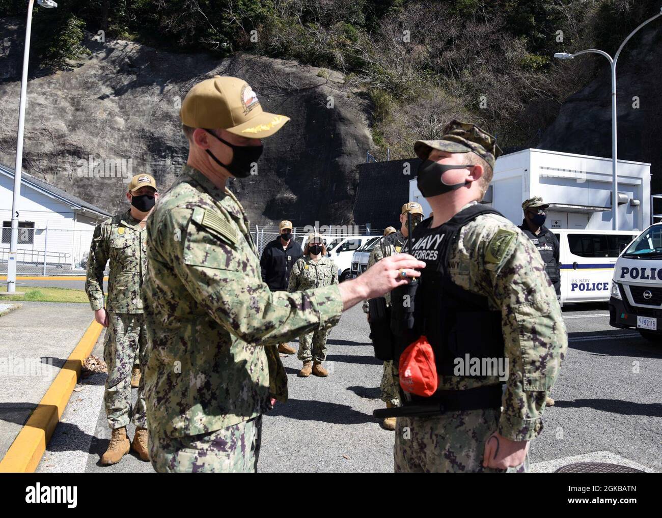 YOKOSUKA, Japan (3. März 2021) der Waffenmeister, Seaman Ethan Mathews ...