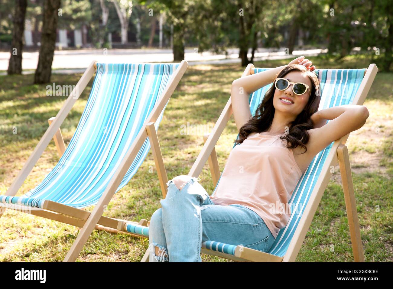 Woman sunbathing lawn chair -Fotos und -Bildmaterial in hoher Auflösung ...