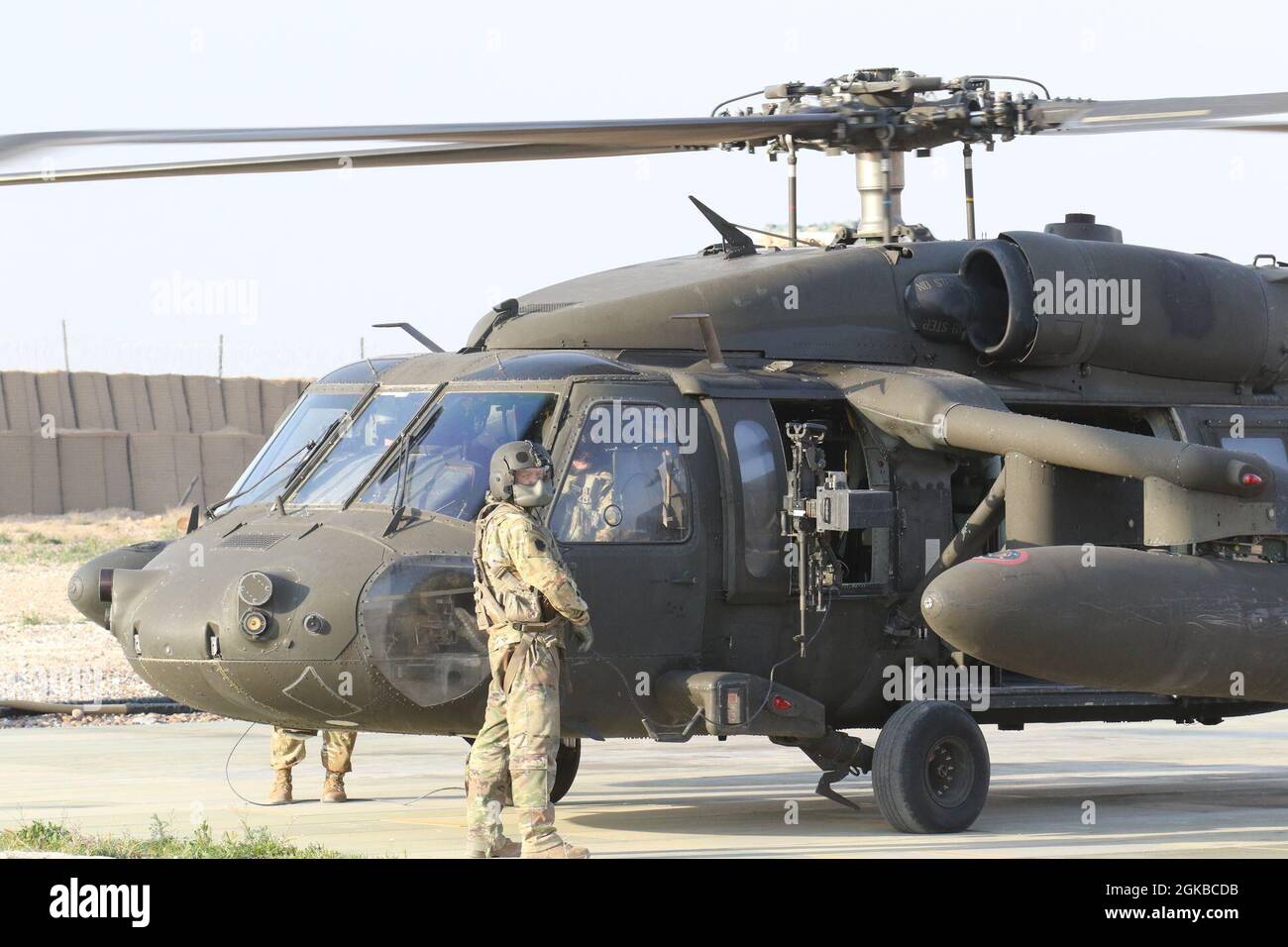 Eine Luftbesatzung mit Charlie Company, 1-137. Assault Helicopter ...