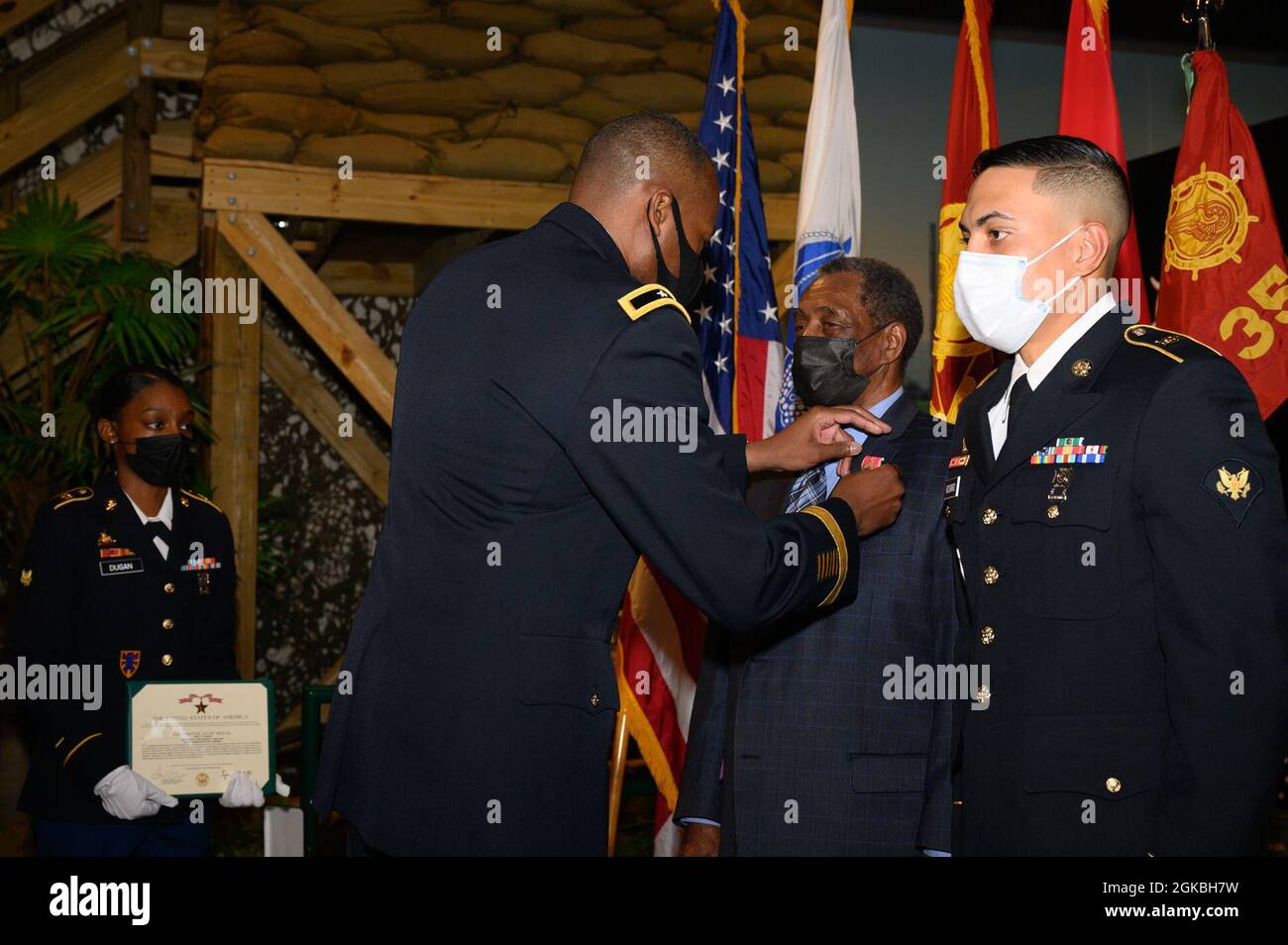 US Army Brig. General James M. Smith, Transportchef der US-Armee, pinnt ...
