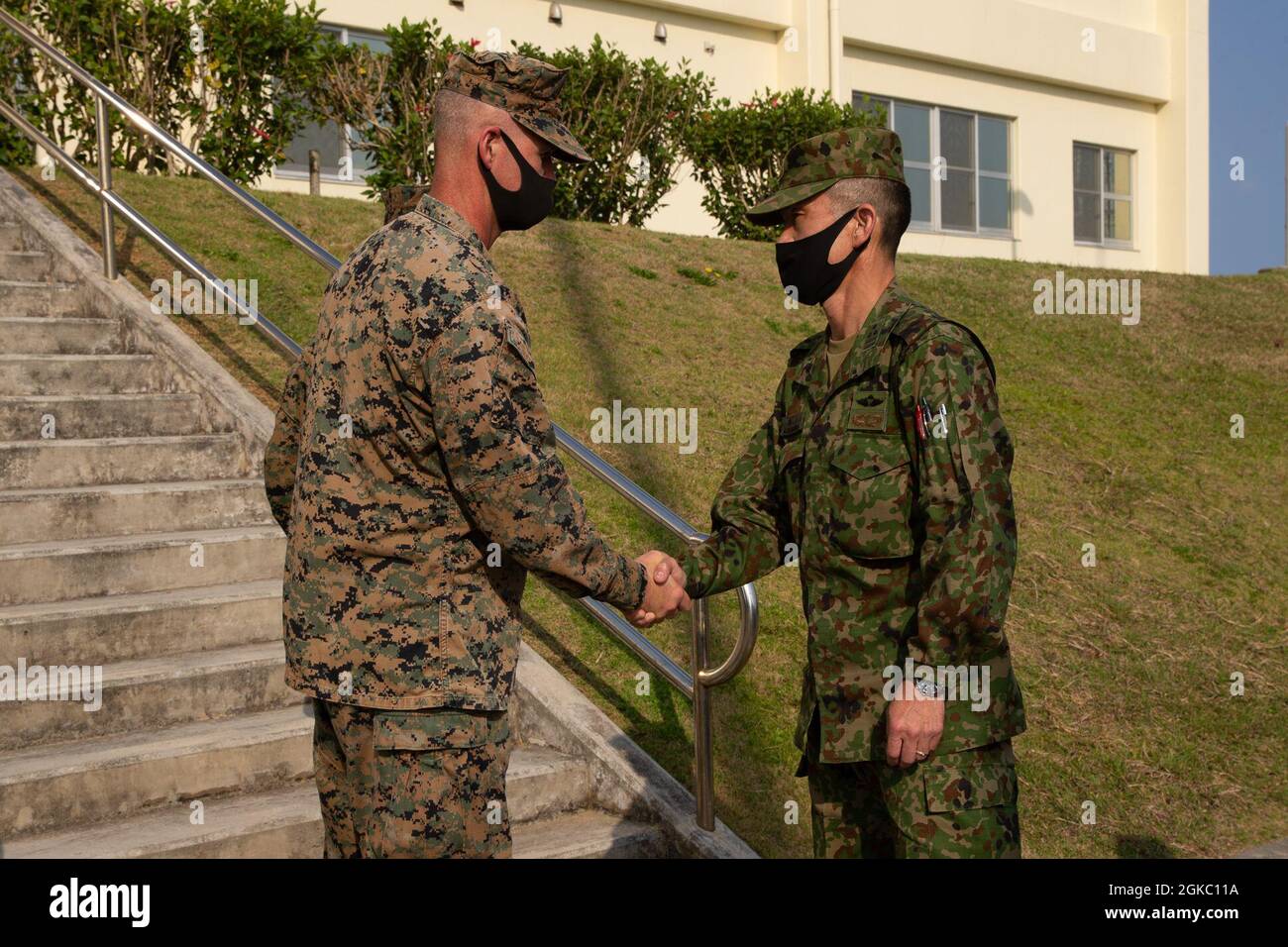 US Marine Corps Oberst Matthew Tracy (links), Kommandant des 4. Marine ...