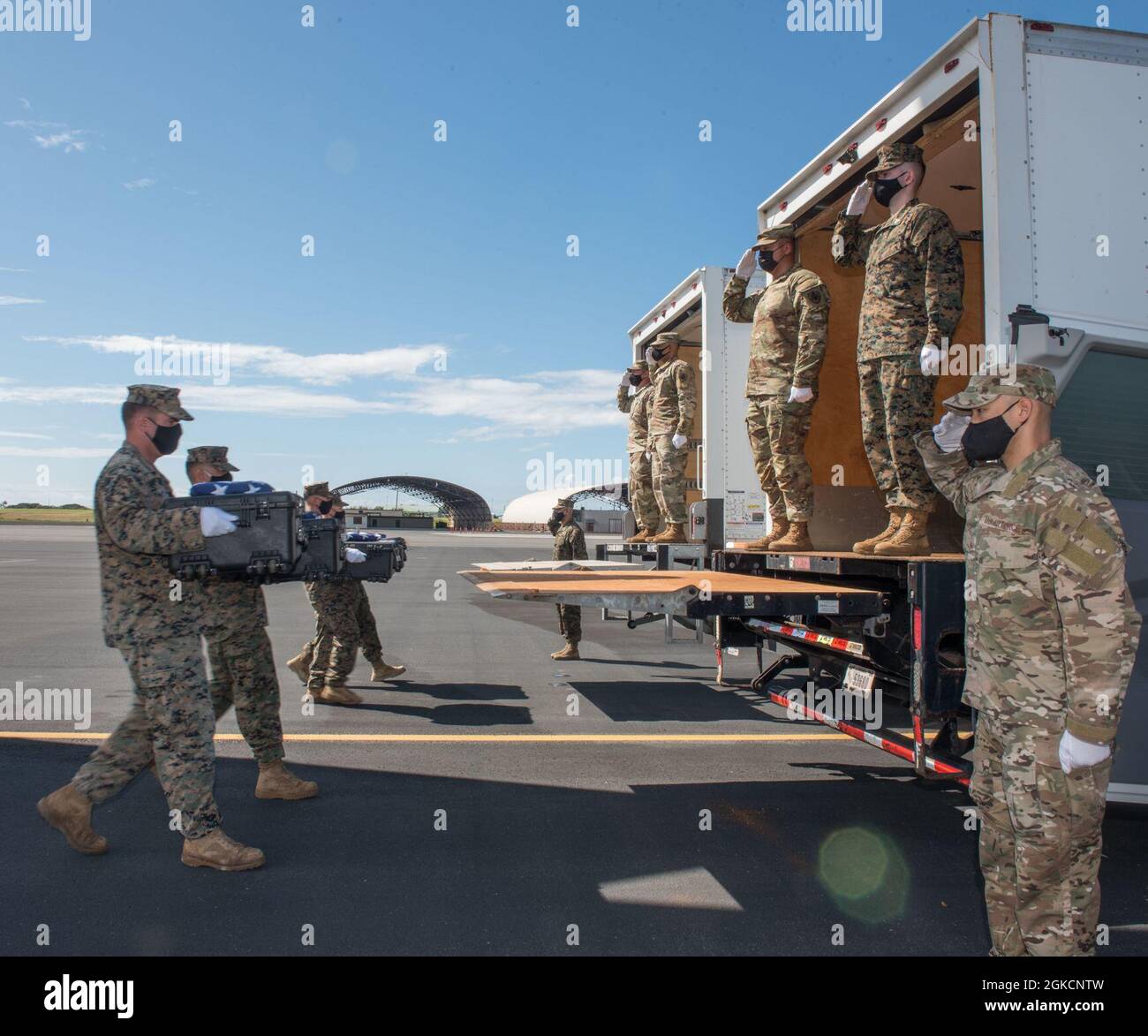 Mitglieder der Defence POW/MIA Accounting Agency (DPAA) und US ...