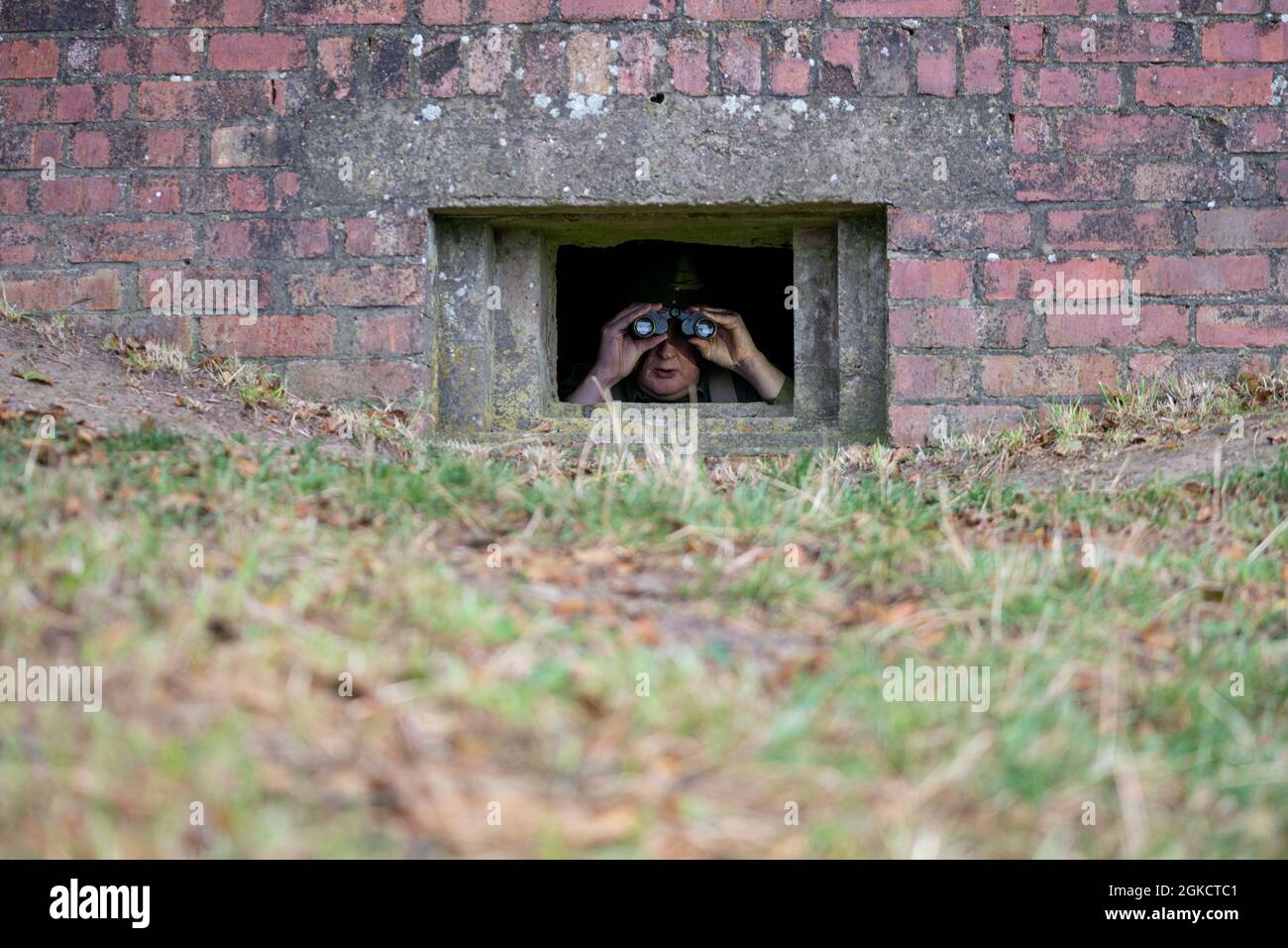 Der stellvertretende Ranger Rupert Eris in Heimgarderuniform blickt auf ...