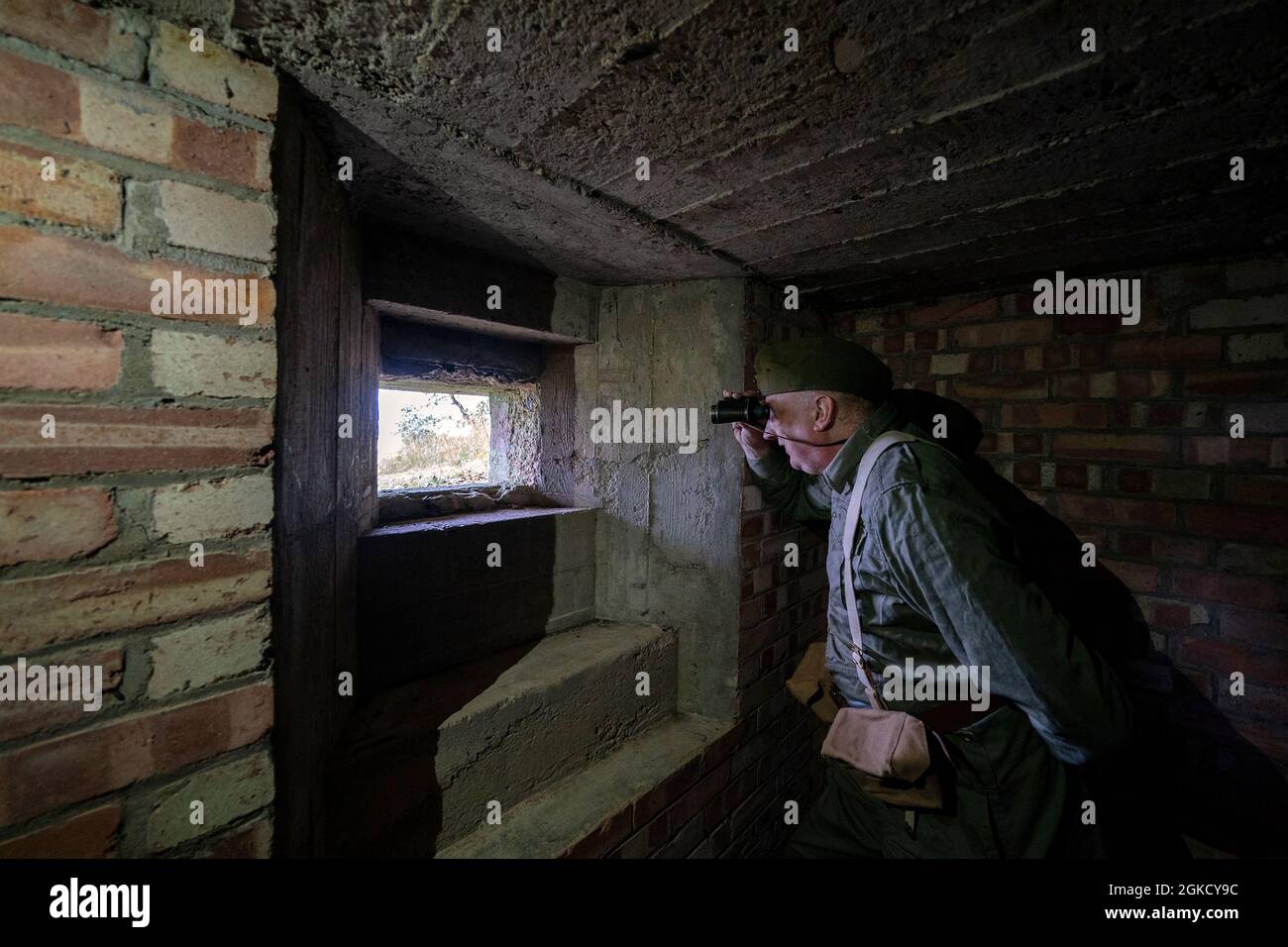 Der stellvertretende Ranger Rupert Eris in Heimgarderuniform blickt auf ...