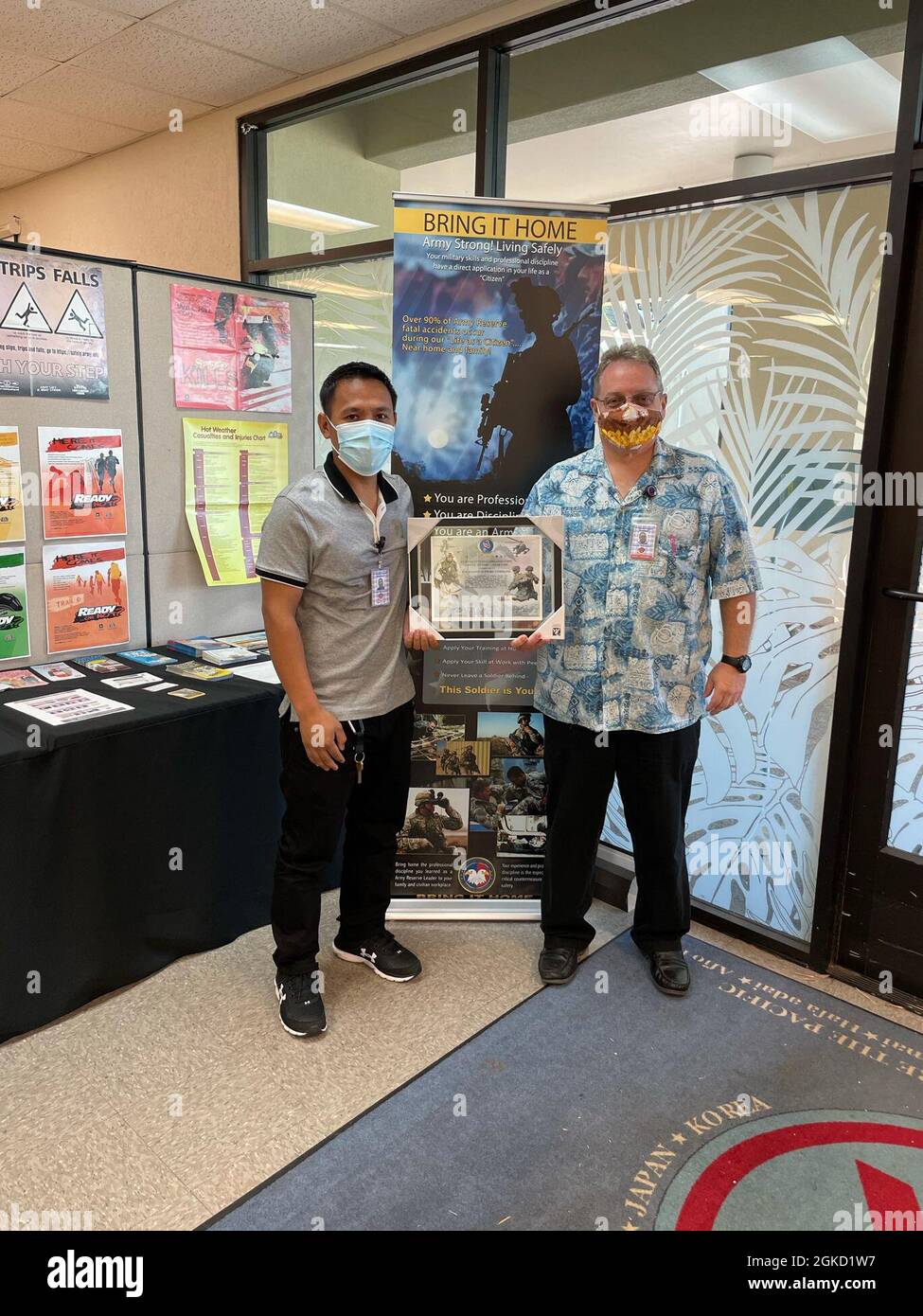 Joseph Richard und Jhade Bugauisan vom 9. MSC Safety Team halten ihre ...