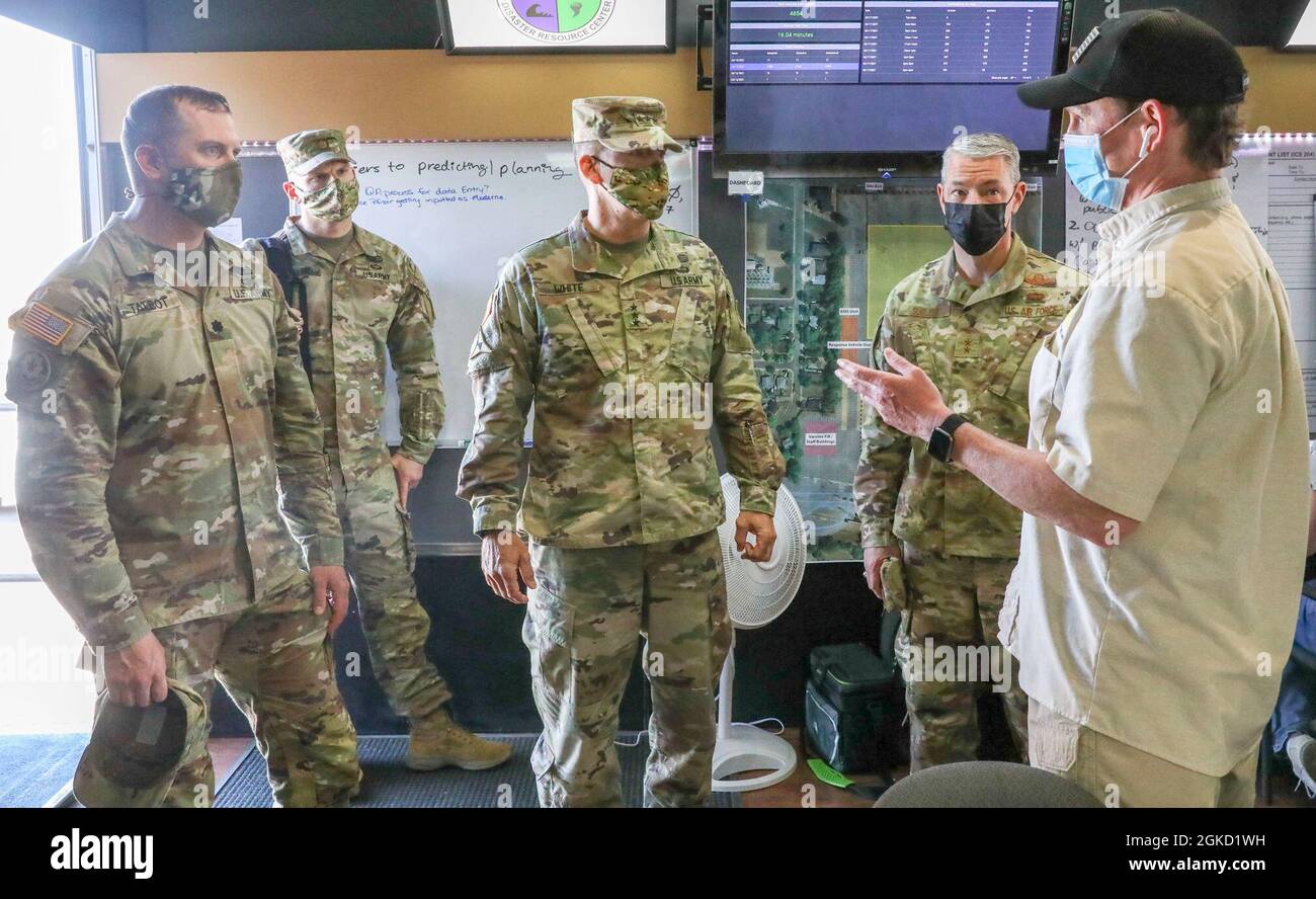 U.S. Army LT. Col. Nichola Talbot, links, Kommandeur des 1 ...