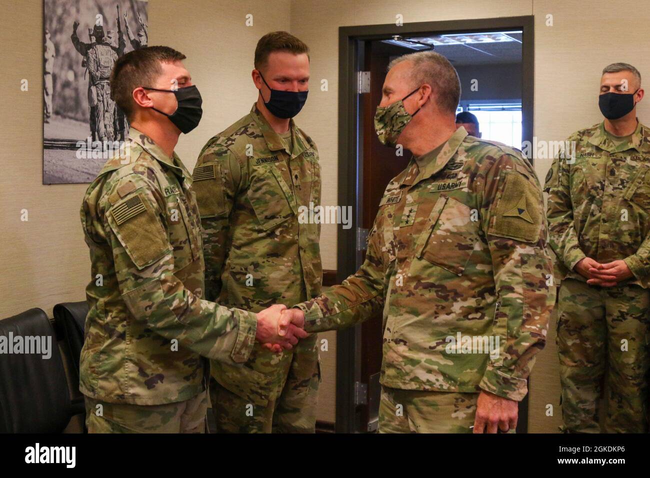 LT. General Robert White, III. Generalkommandant des Korps, überreicht ...