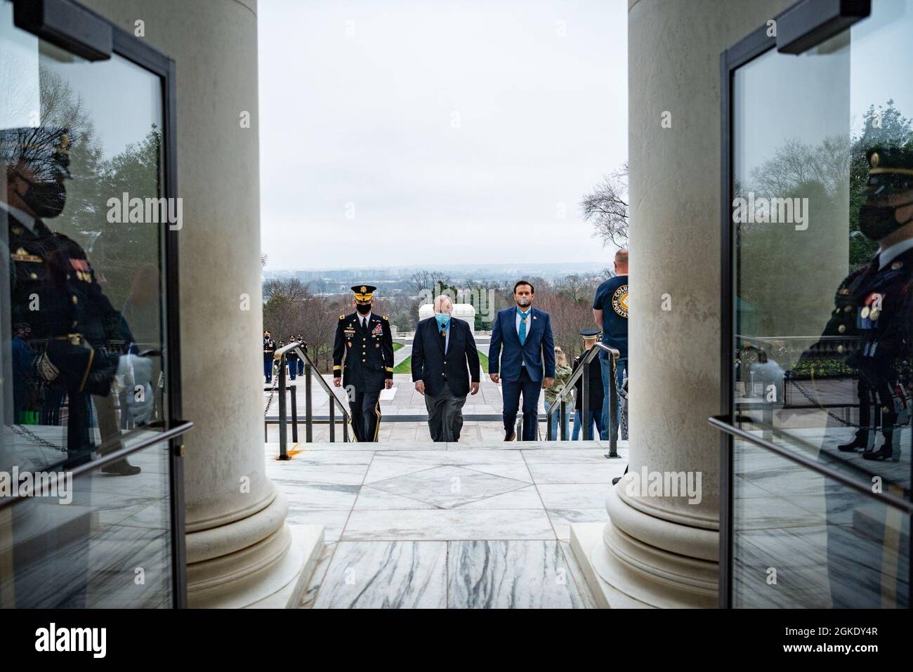 US Army Maj. General Omar Jones IV (Mitte links), kommandierender ...