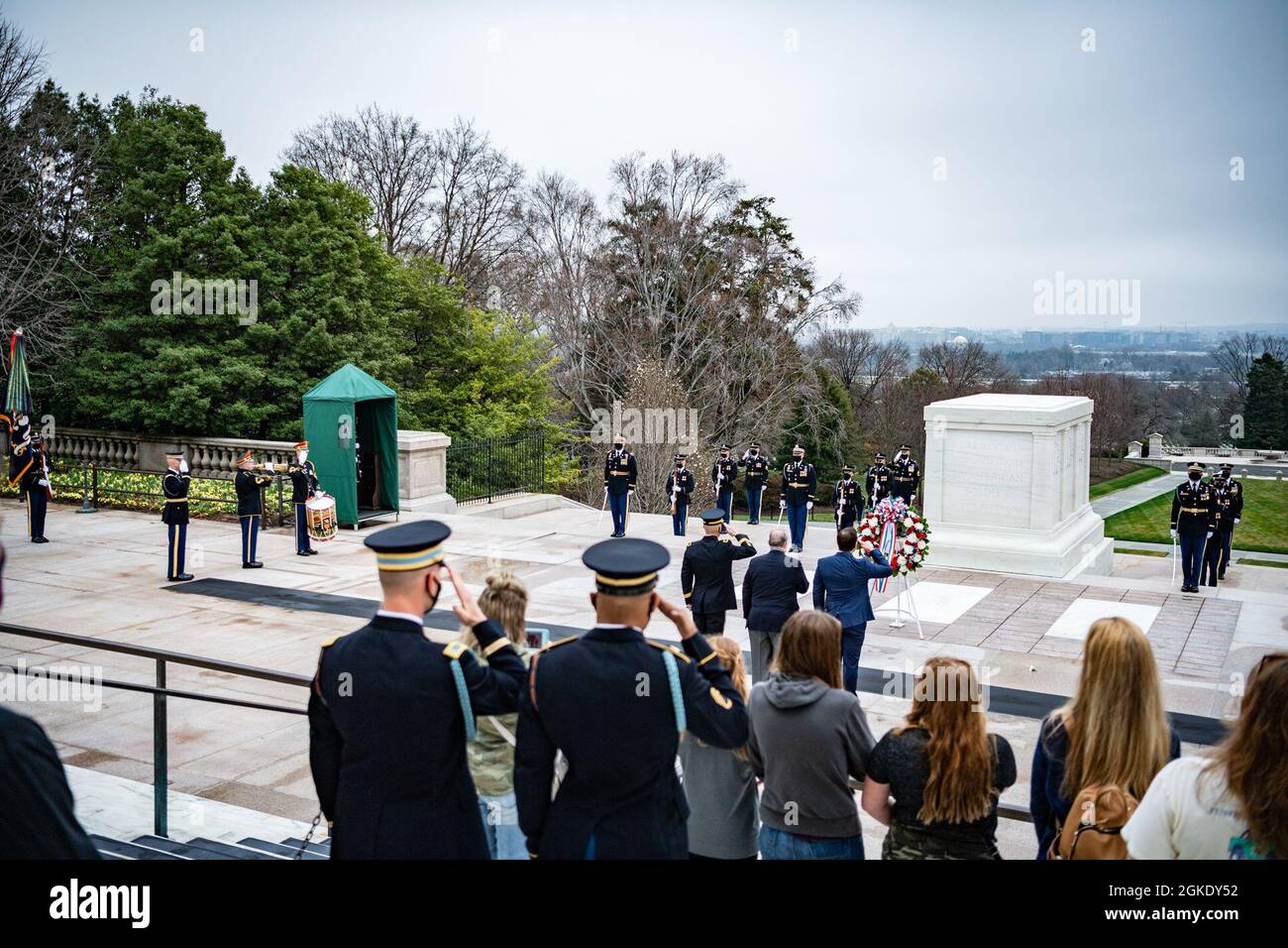US Army Maj. General Omar Jones IV (Mitte links), kommandierender ...