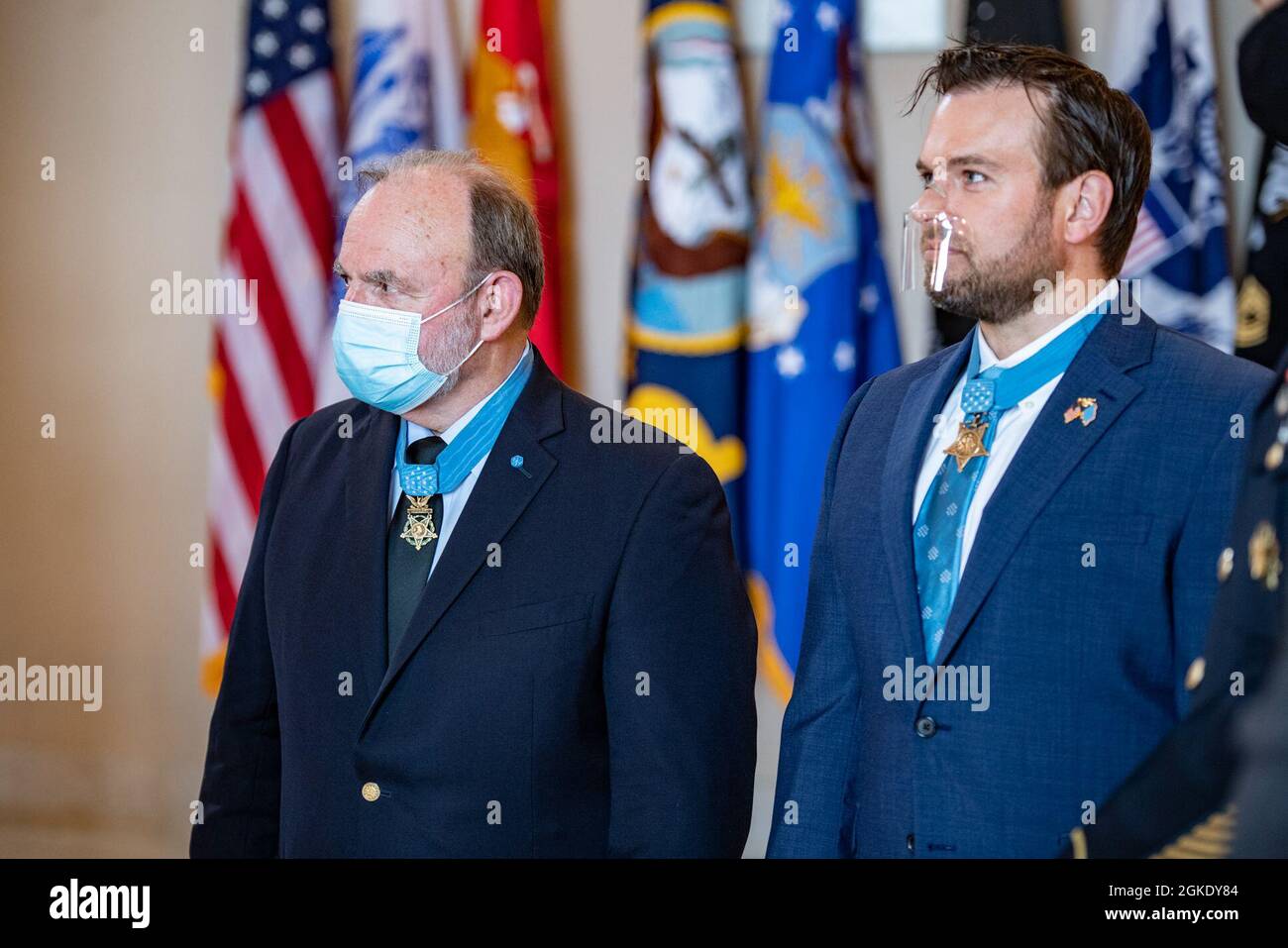 Medal of Honor Recipients U.S. Army 1st LT. Brain Thacker (links) und U ...