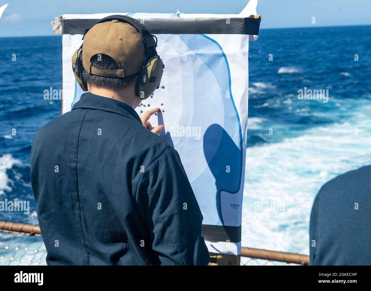 210329-N-NQ285-1071 ATLANTISCHER OZEAN (29. März 2021) Gunners Mate ...