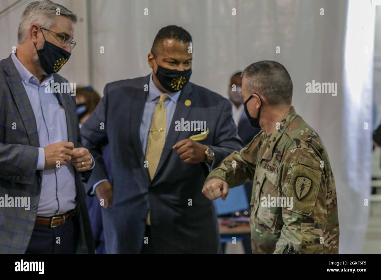 US Army Brig. General Patrick Thibodeau, rechts, der Kommandant mit ...