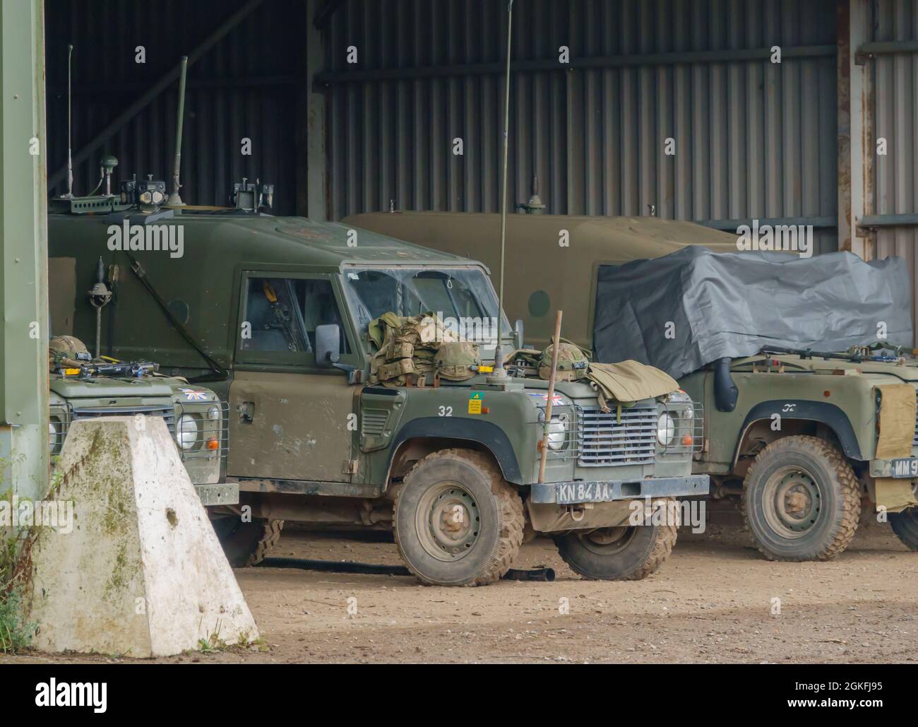 Land rover defender in military -Fotos und -Bildmaterial in hoher ...