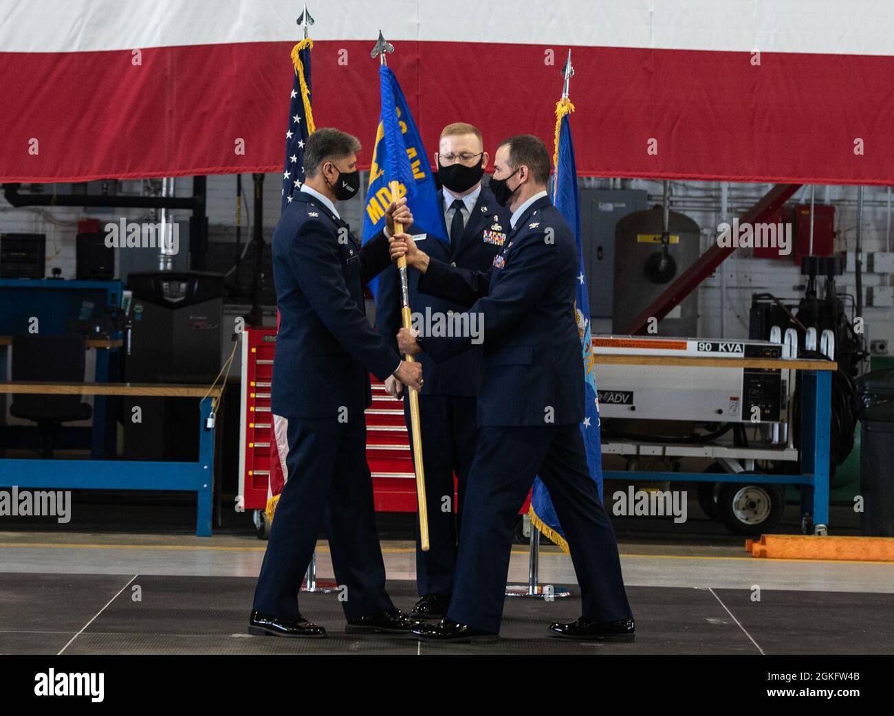 US Air Force Col. Christopher Spinelli, rechts, erhält den 932. Airlift ...