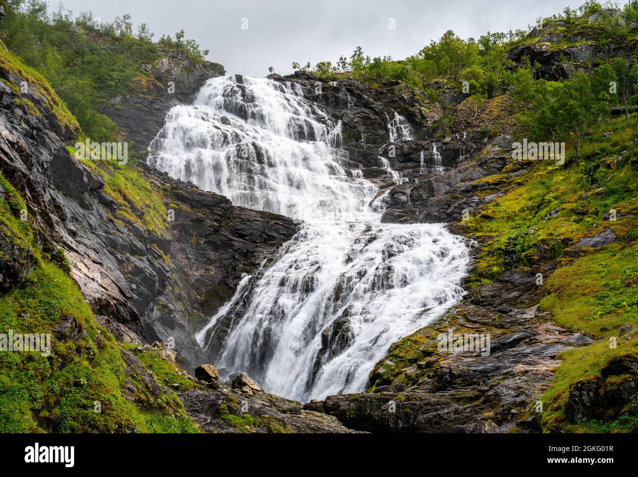 Großer Wasserfall auf der Route zwischen Myrdal und Flam, Norwegen ...