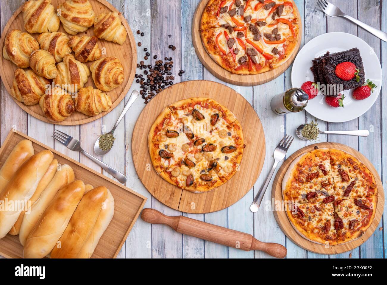 Rundes croissant mit erdbeeren -Fotos und -Bildmaterial in hoher ...