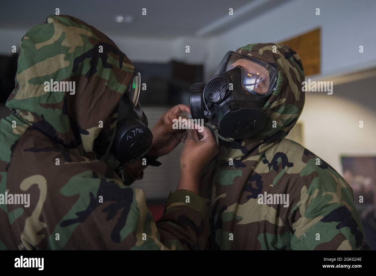 Zwei US Air Force Airmen der 702. Munitions Support Squadron führen bei ...
