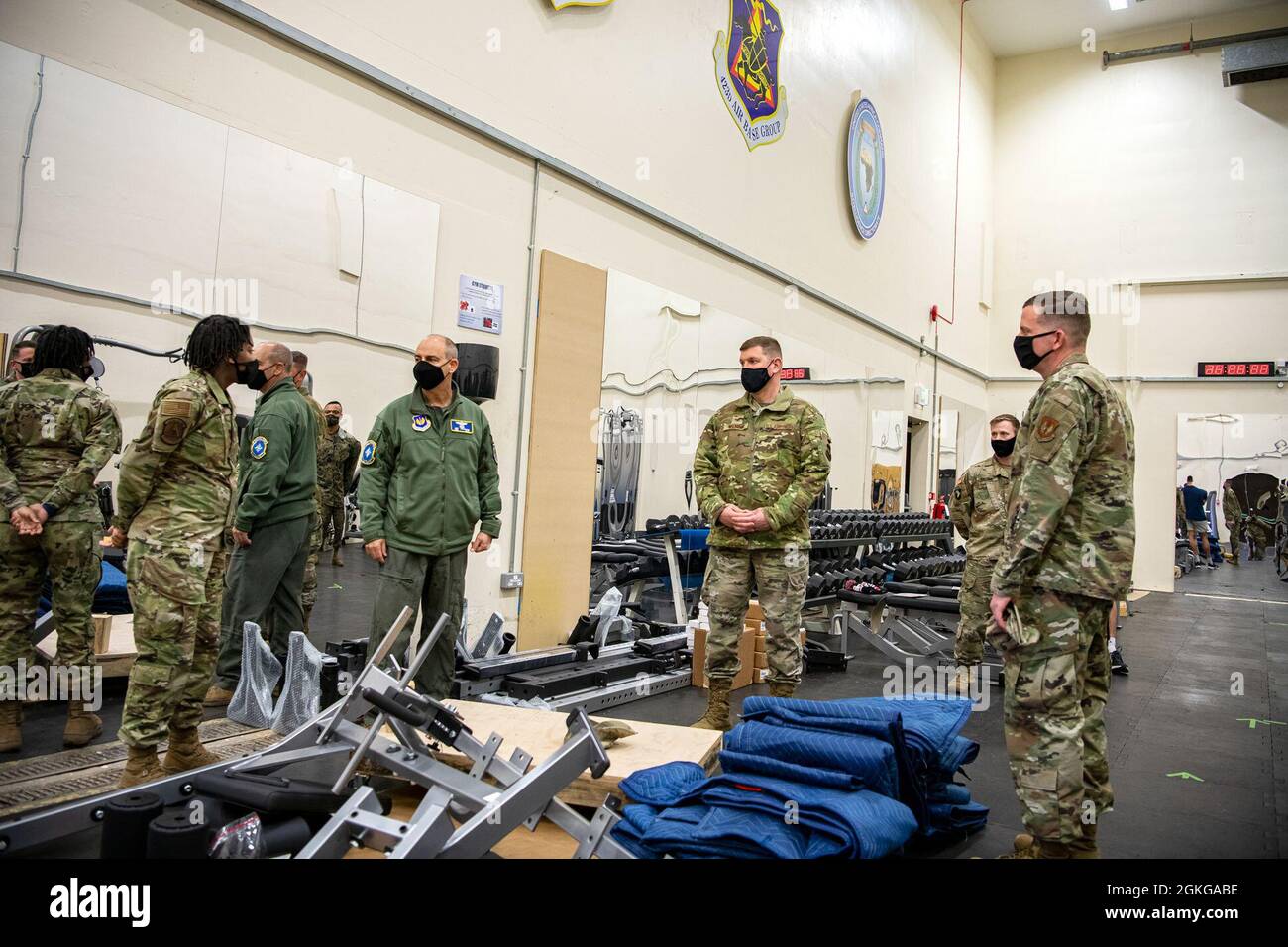 Der Kapitän der US-Luftwaffe, Lauren Lampkin, links, Kommandant der 423 ...