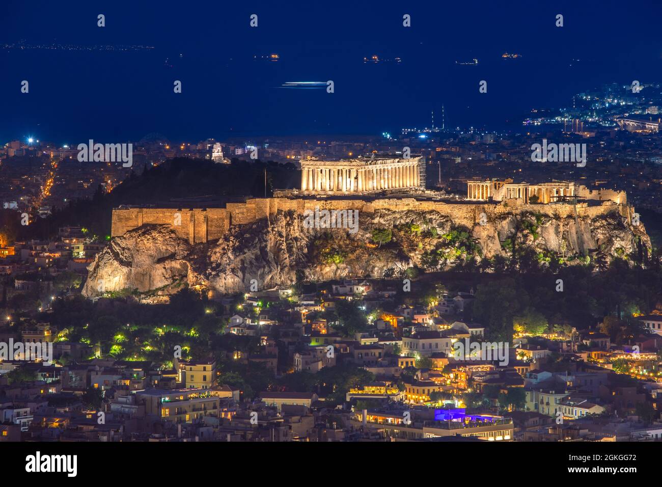 Beleuchtete Akropolis mit Parthenon bei Nacht, Athen, Griechenland ...