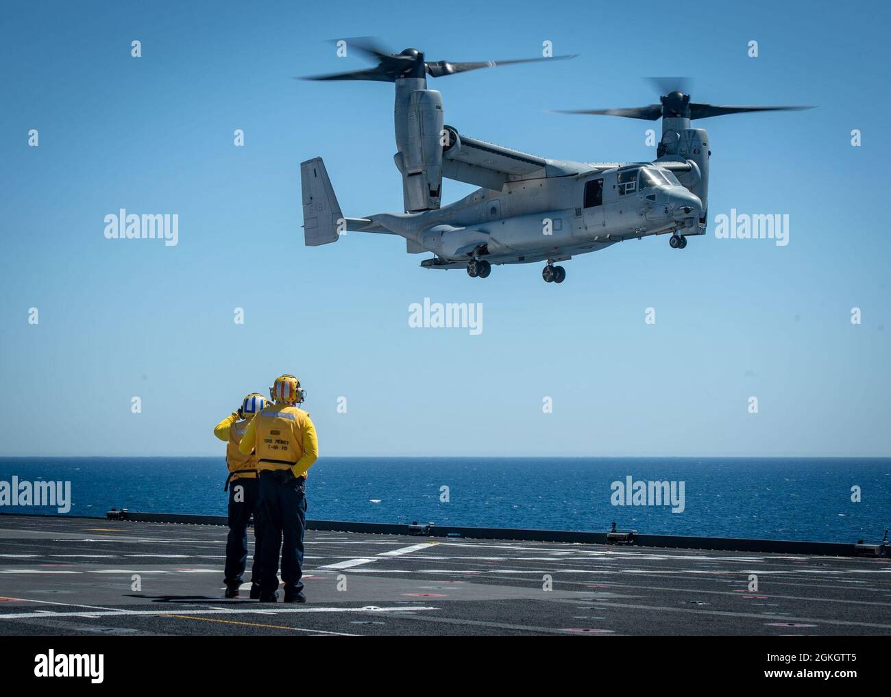 210418-N-DA693-1018 PAZIFISCHER OZEAN (APR. 18, 2021) Seeleute leiten ...