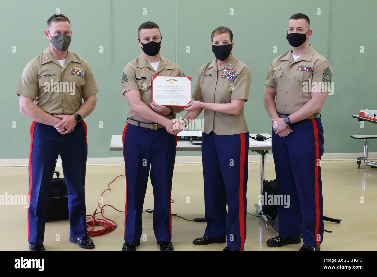 U.S. Marine Sgt. Tyler Berry, Mitte links, ein Rekrutierer bei der ...