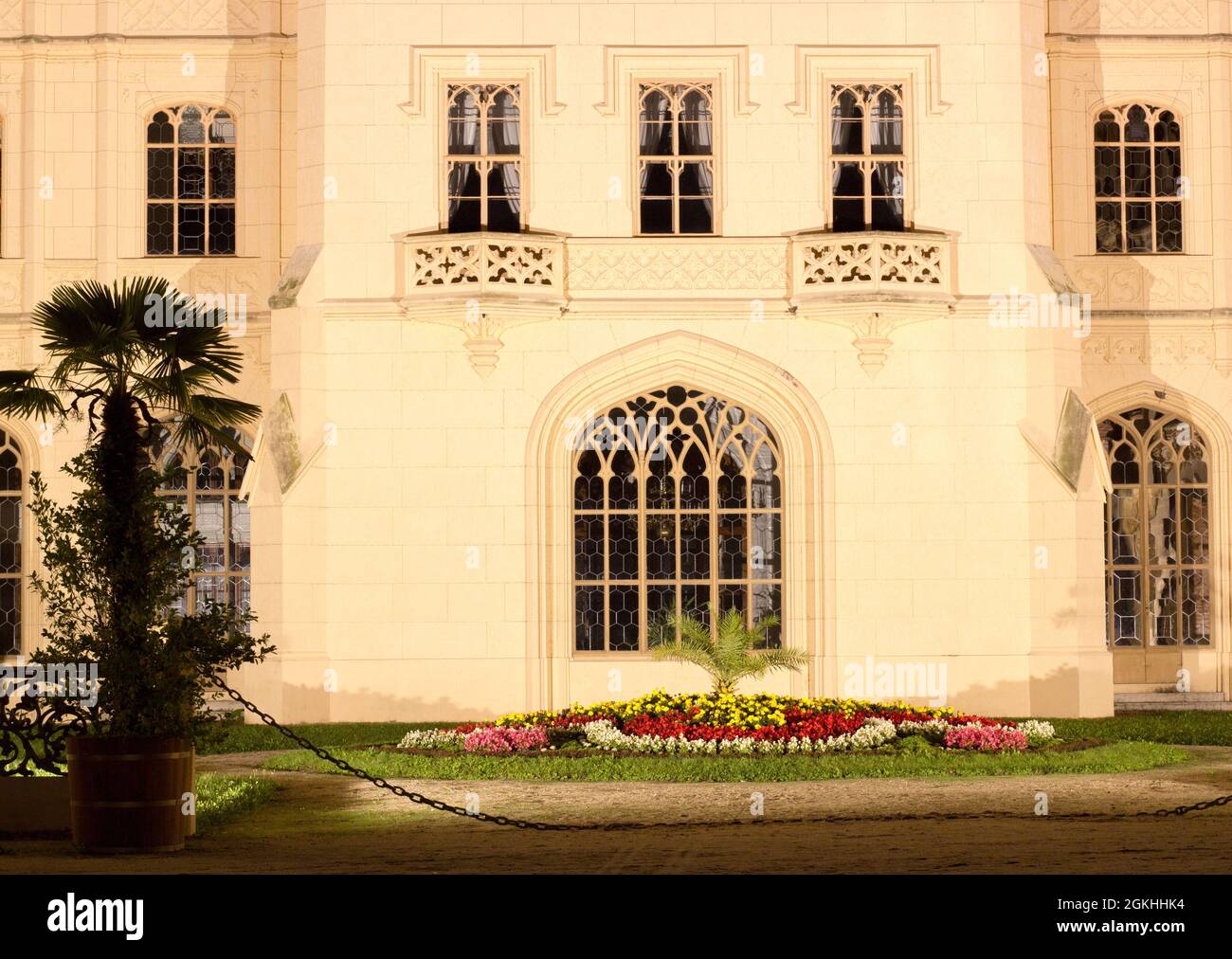 Schloss Lednice in der Nacht. Das Schloss wurde 1996 in die UNESCO ...