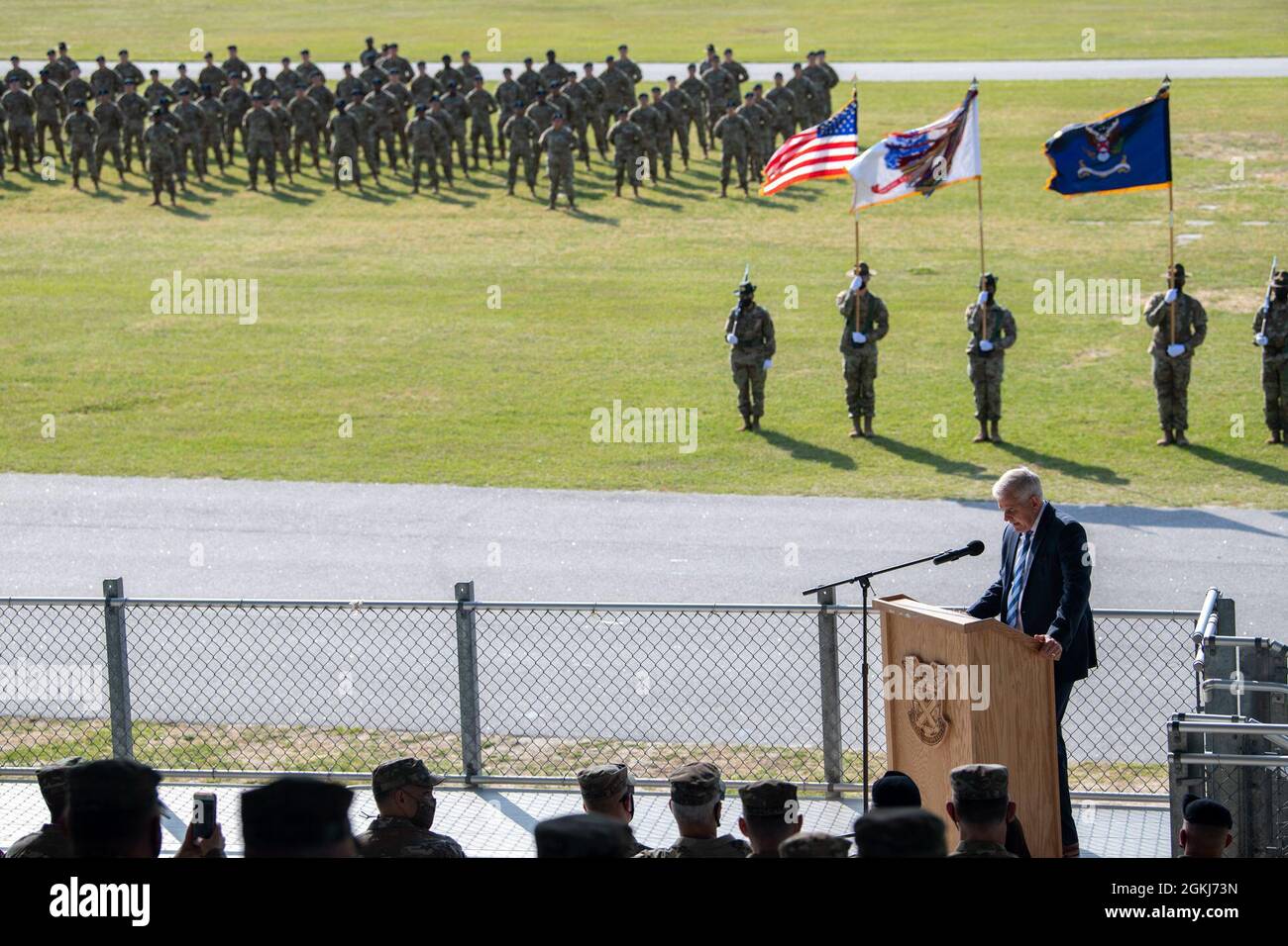Christopher Lowman, der unter dem Armeeminister tätig ist, spricht bei ...