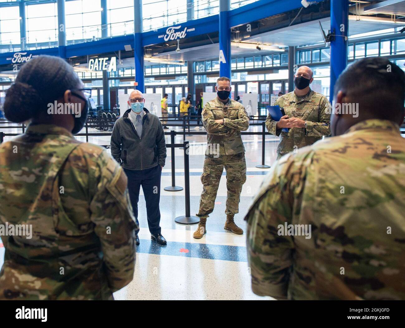 Gregory Leingang, links, Vizedirektor des 88. Luftwaffenflügels (ABW ...