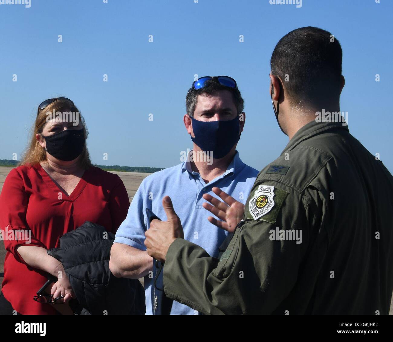 Col. Daniel Menashi, Kommandant der 459. Operations Group, spricht mit ...