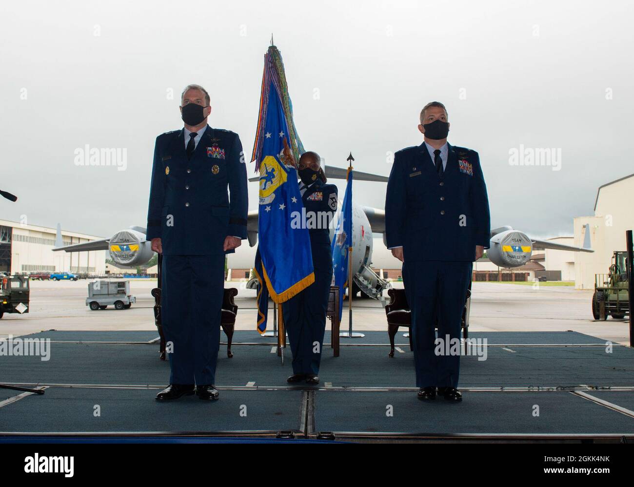 Maj. General Thad T. BIBB Jr., Kommandant der 18. Luftwaffe (links ...