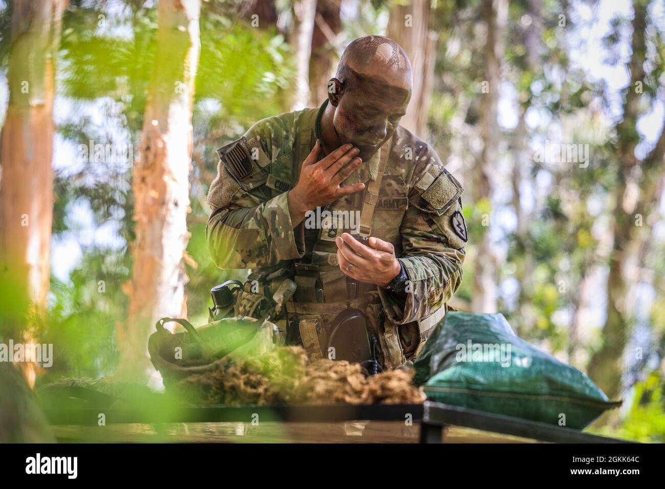 Schofield Barracks, HI – SFC. Brian Coulston, ein Mitglied der Army ...