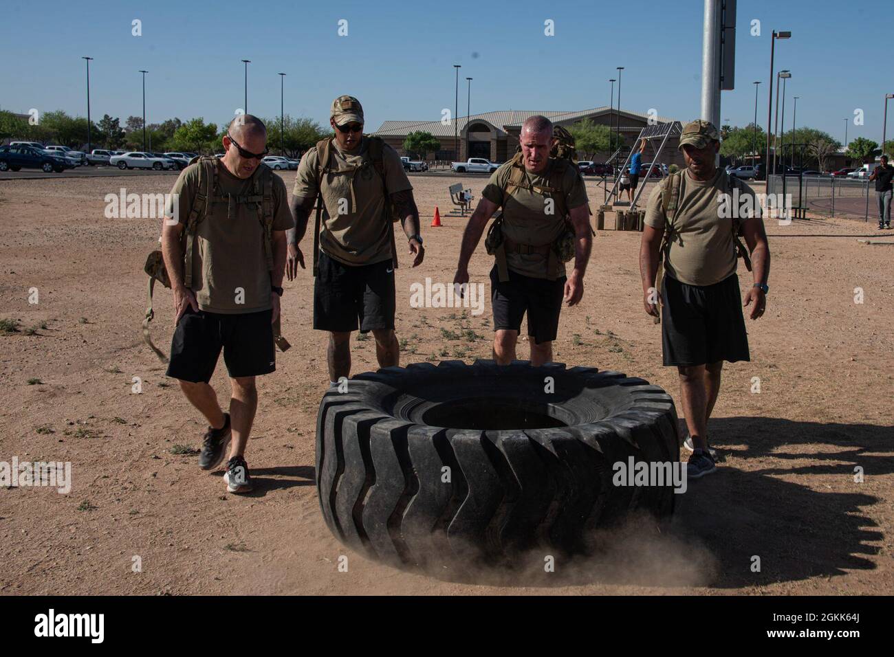 Luftwaffe kippt einen Reifen während des 355. Security Forces Squadron ...